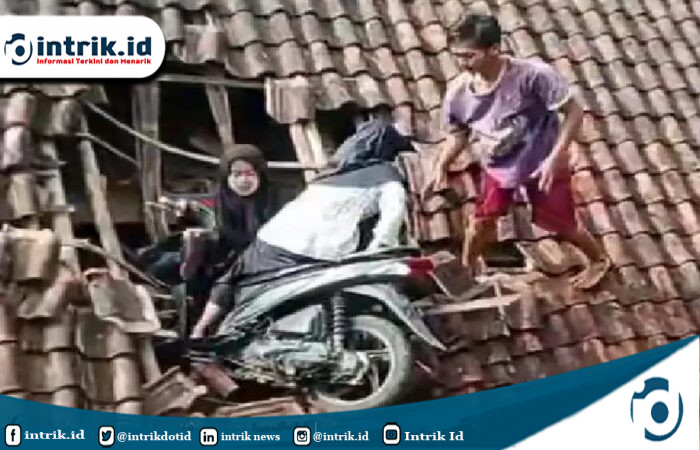 Viral! Nahas 2 Perempuan Nyangkut Bareng Sepeda Motor di Atap Rumah ...